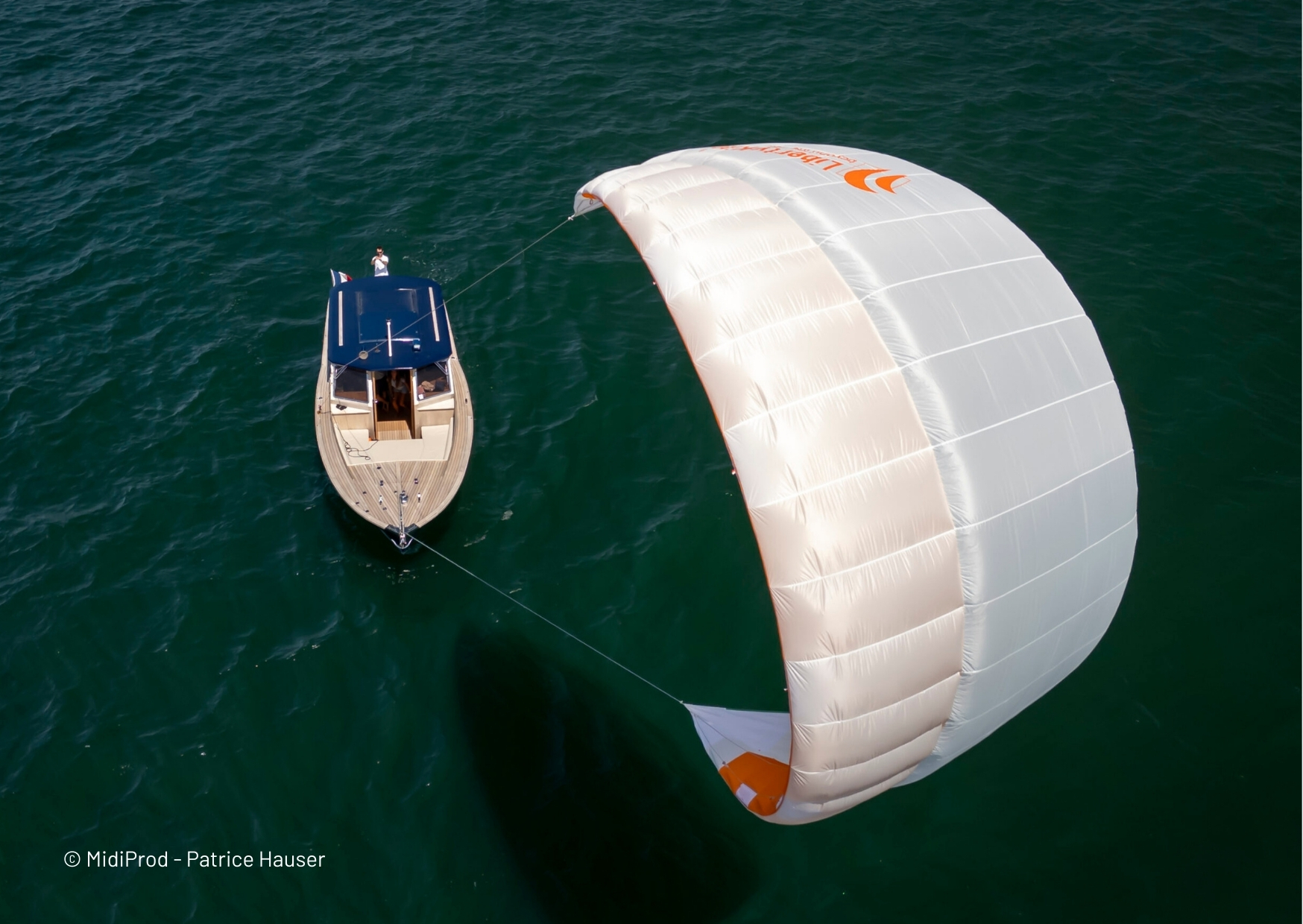 Visualize the integration of a traction kite on your boat, for free ...